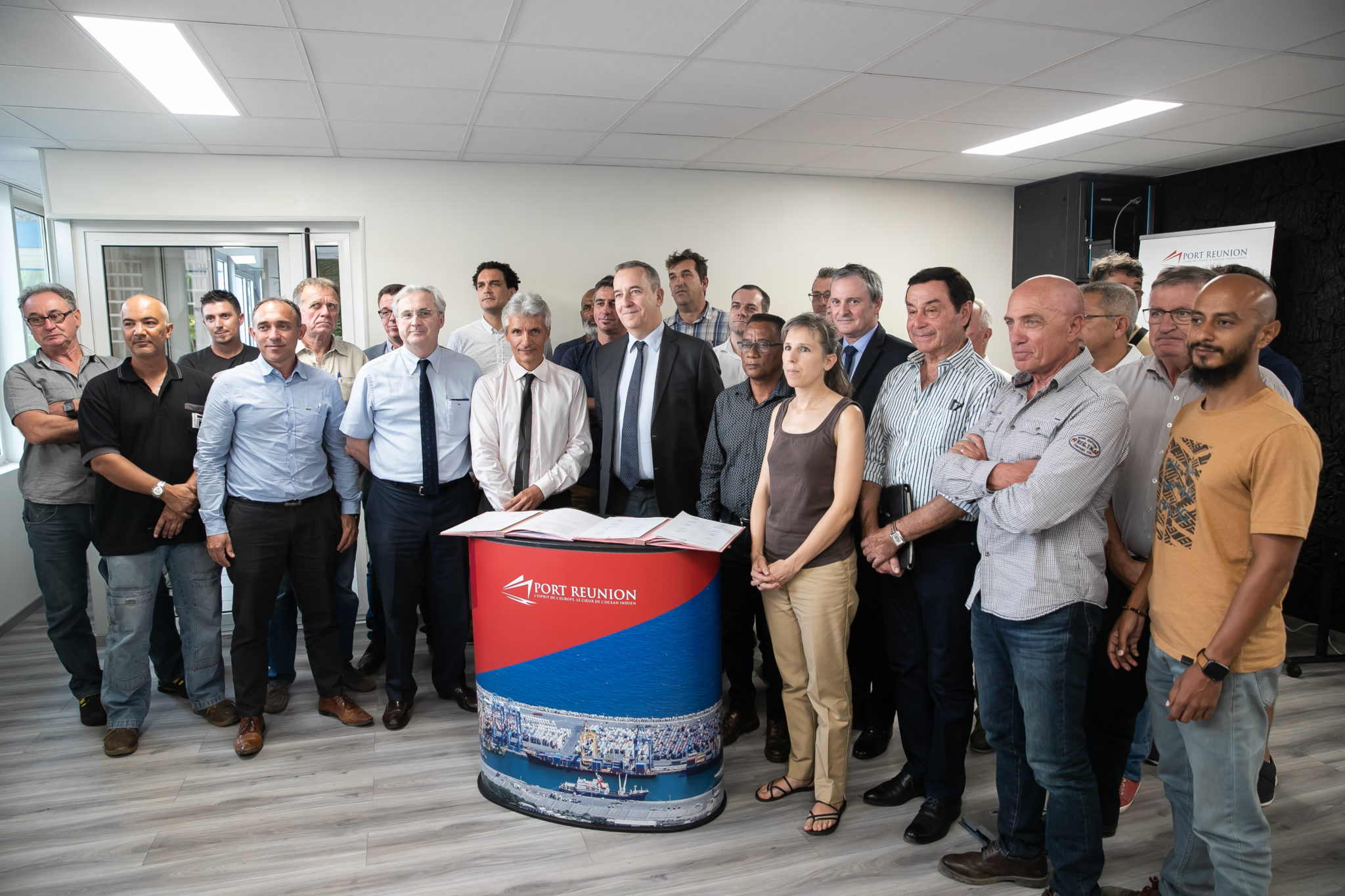 Visit of Denis Robin, Secretary General of the Sea - Grand Port ...