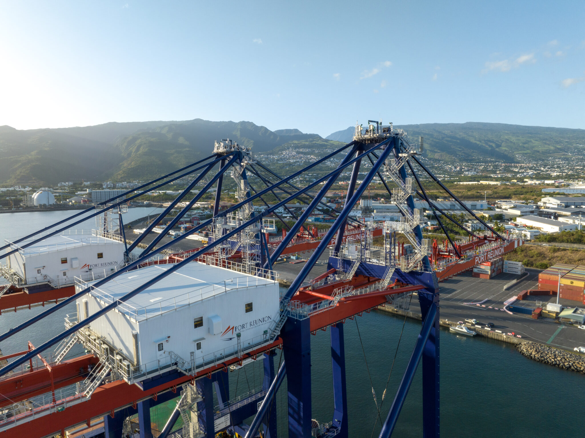 Revivez en images l'arrivée des nouveaux portiques de Port Réunion ...