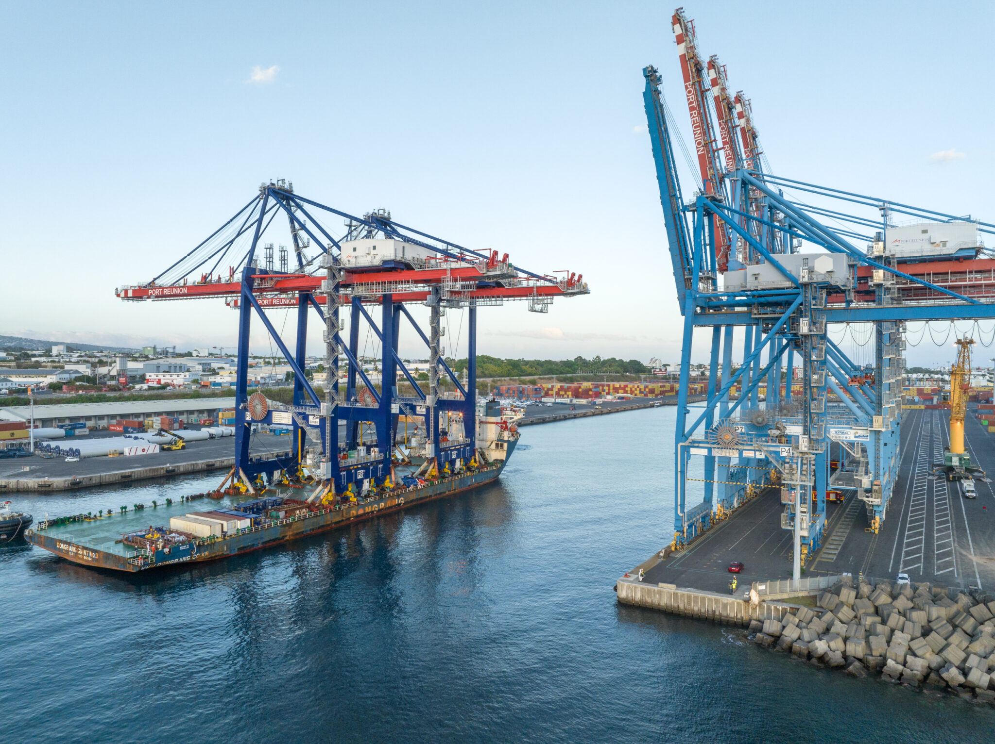 Revivez en images l'arrivée des nouveaux portiques de Port Réunion ...