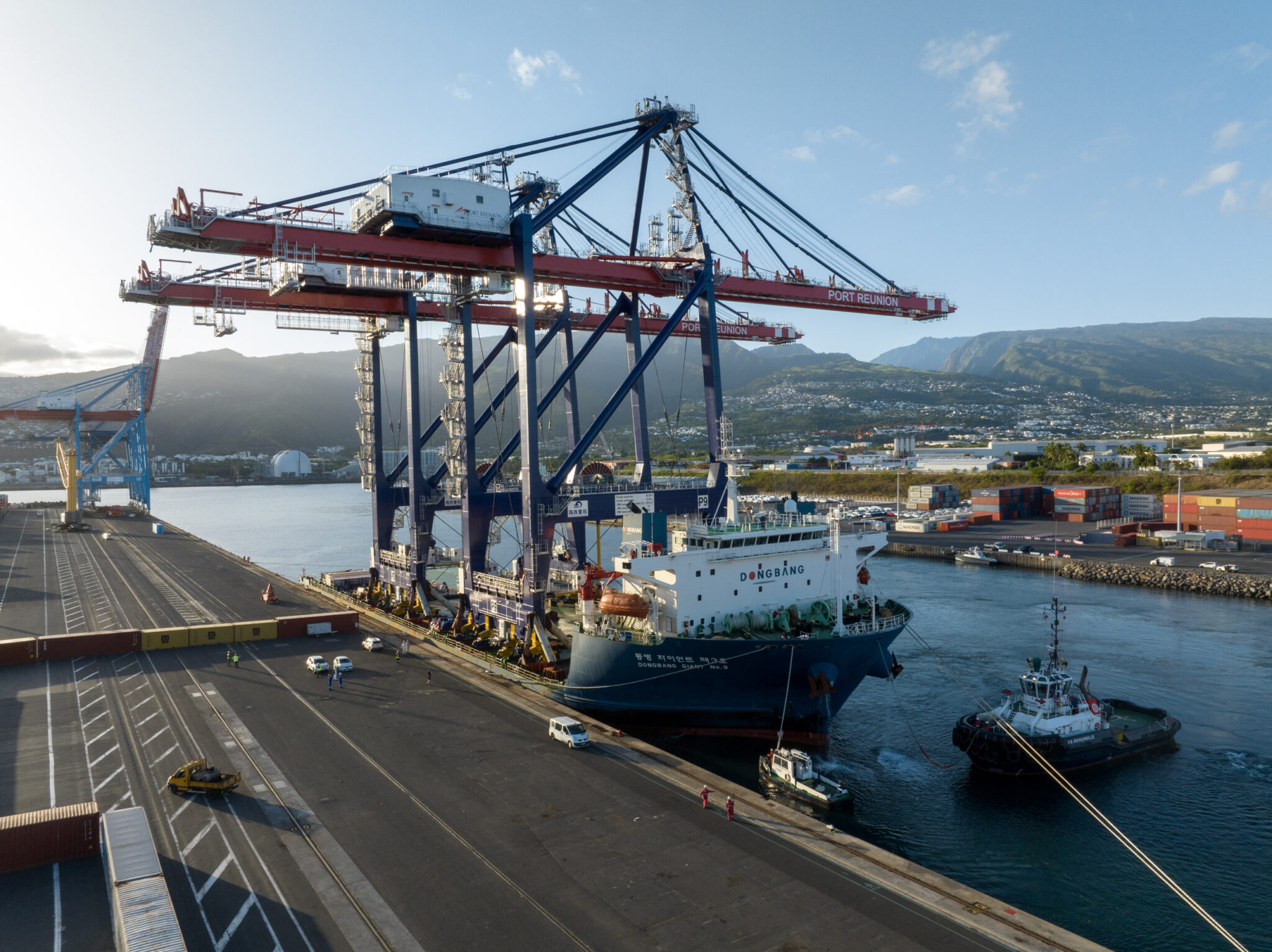 Revivez en images l'arrivée des nouveaux portiques de Port Réunion ...
