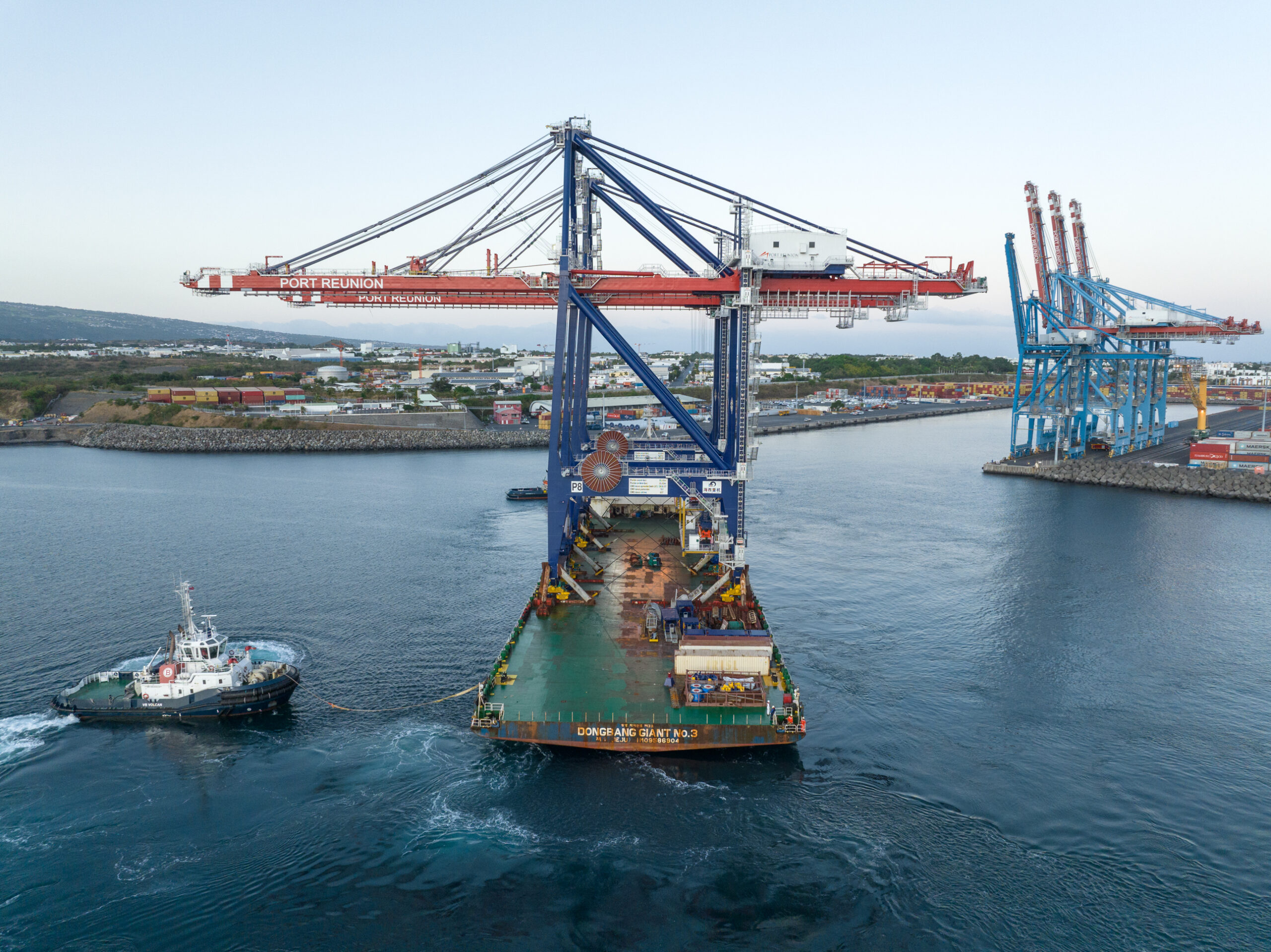 Revivez en images l'arrivée des nouveaux portiques de Port Réunion ...