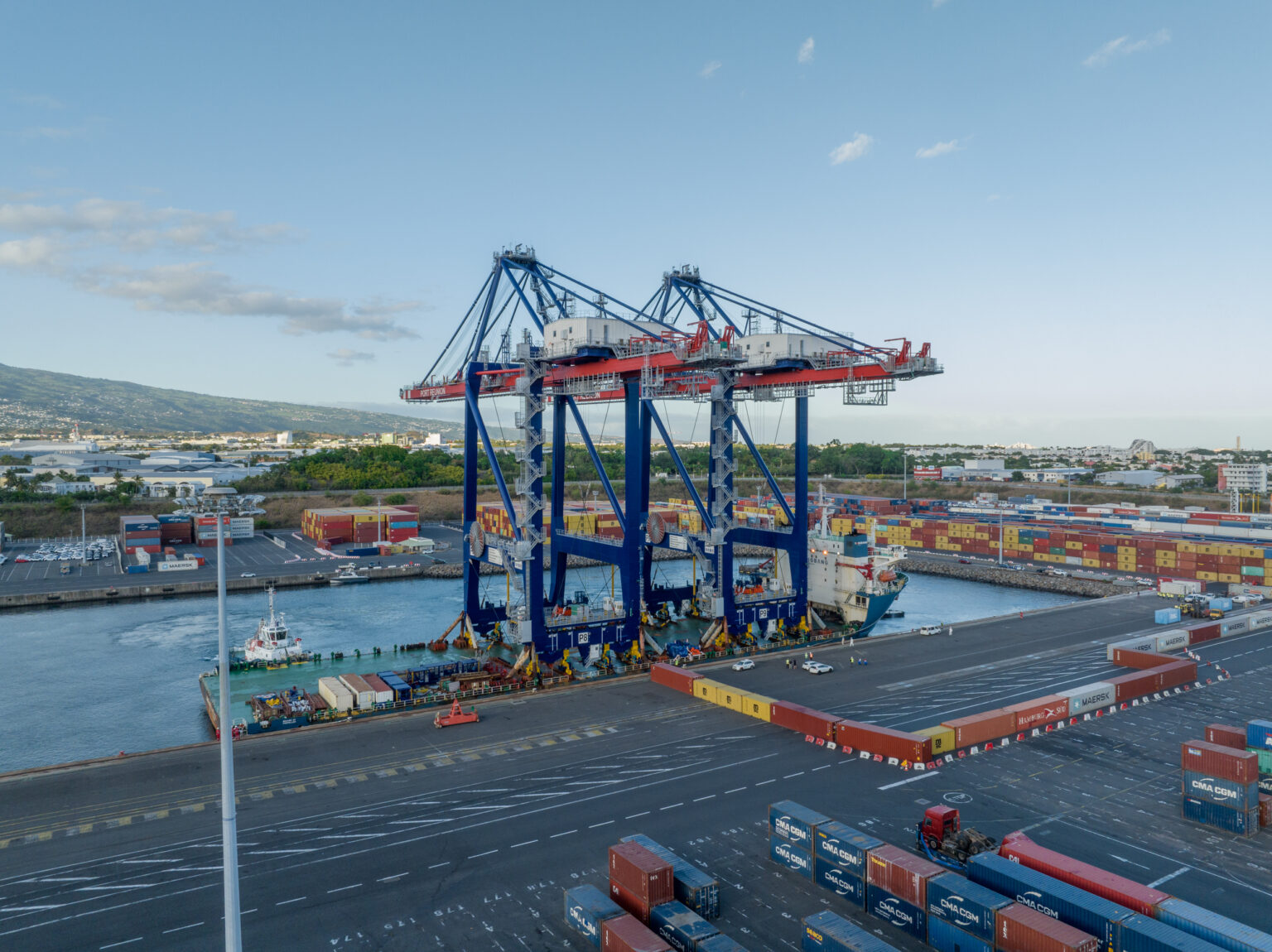 Revivez en images l'arrivée des nouveaux portiques de Port Réunion ...