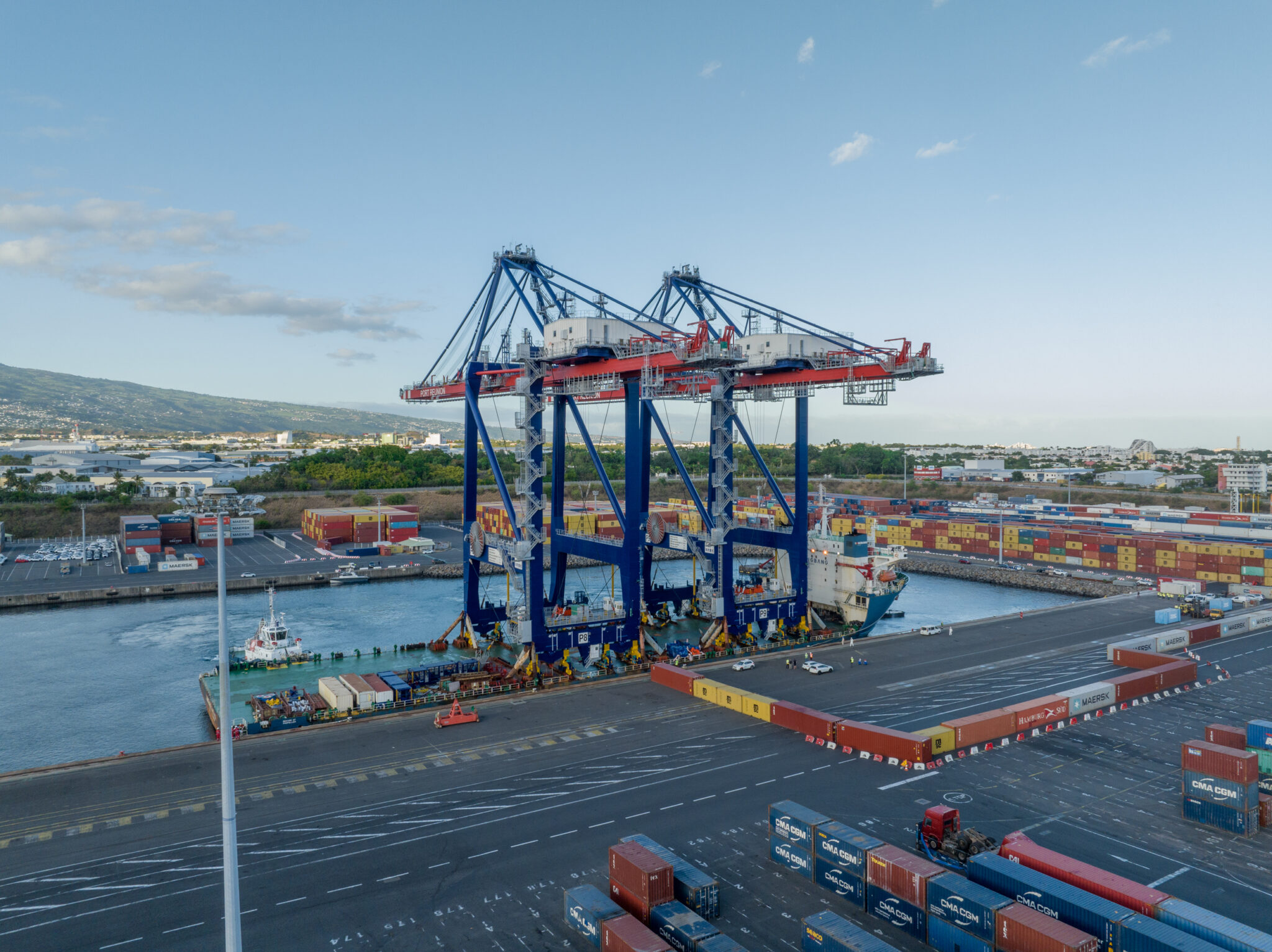 Revivez en images l'arrivée des nouveaux portiques de Port Réunion ...